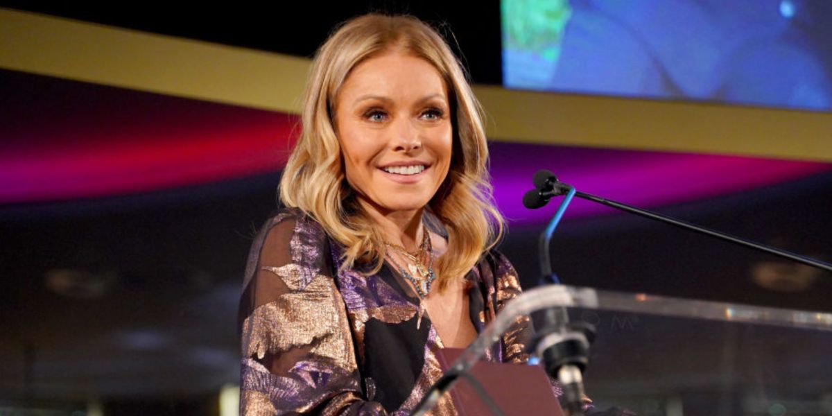 Kelly Ripa 53 Stirs Up Buzz As Users Notice Her Cheeks Are Melting