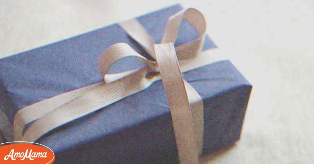 Man Gifts His Sweetheart a Little Blue Box, She Only Opens It 50 Years ...