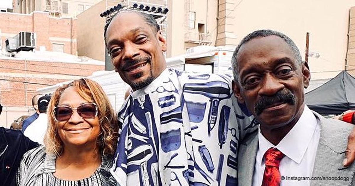 Snoop Dogg melts hearts, posing with both of his parents in rare photo ...