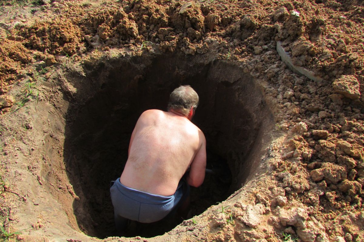Neighbors Thinks Man Is Digging a Pool until They Look at the Bottom of Pit – Story of the Day