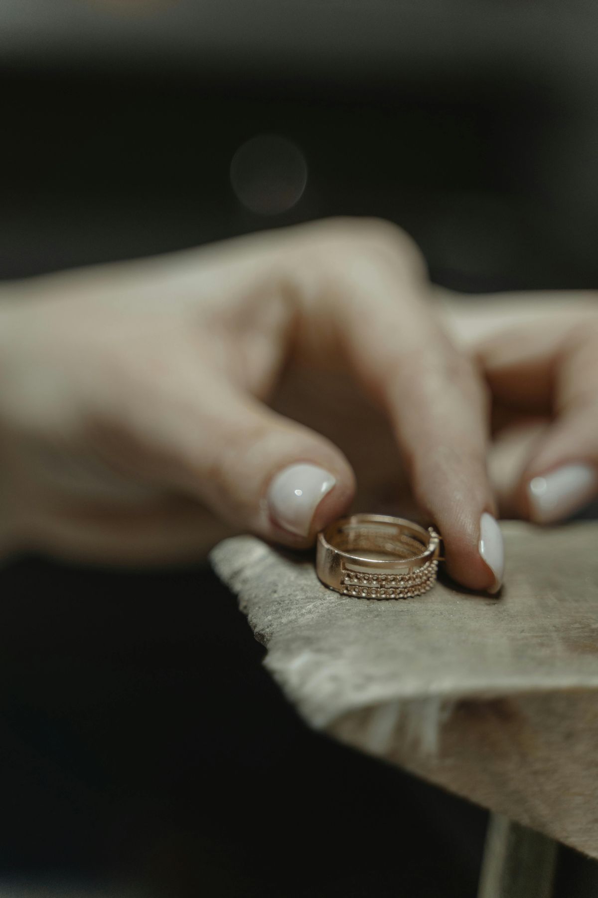Man Claims He Lost His Wedding Ring, Then His Wife Sees It in a ...