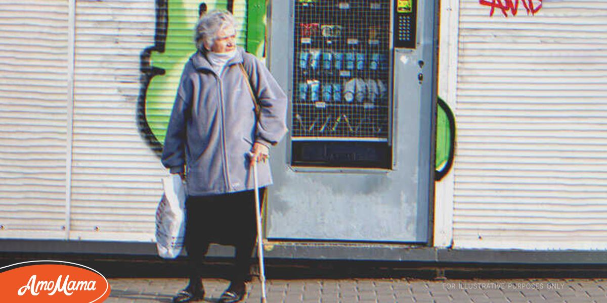Teen Helps Limping Older Lady Cross the Road, Same Woman Walks Her Down ...