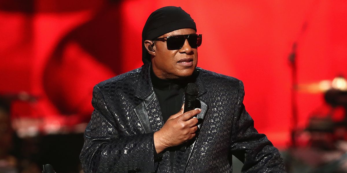 Stevie Wonder Always Performs in Glasses – He Took Them off 3 Times to ...