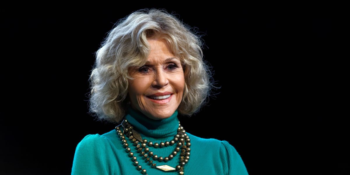 Jane Fonda, 86, Turns Heads with Her Bold Red Lipstick While Rocking ...