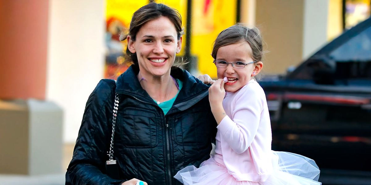 Jennifer Garner Steps Out with Her Child, 15, Who Just Debuted a New ...