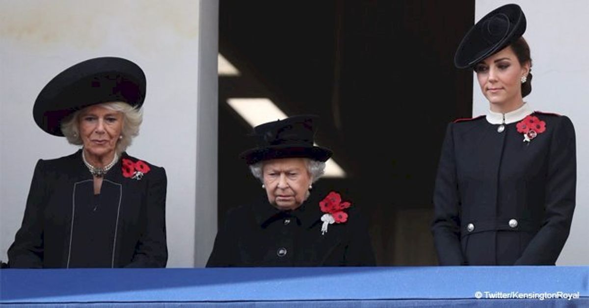 Members of the Royal Family pay their respects to fallen WWI soldiers ...