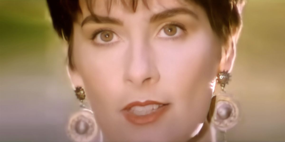 This Millionaire Singer Lives Alone in a Mansion with Cats – Her First ...