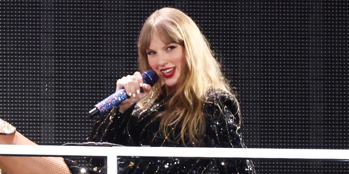 Taylor Swift, 34, Shows up in Shorts & Knee-High Boots at Boyfriend ...