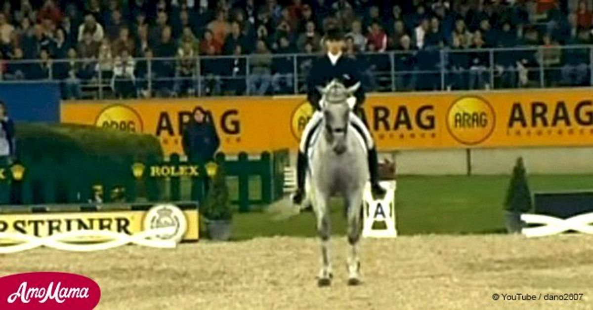 Horse rider earns a standing ovation from the crowd for his incredible ...