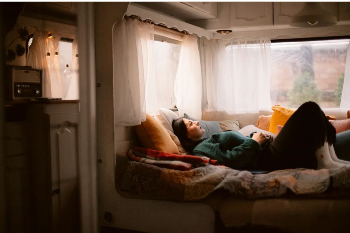 Woman Lives in Dirty Trailer Alone, Then Poor Old Man Makes Her the ...