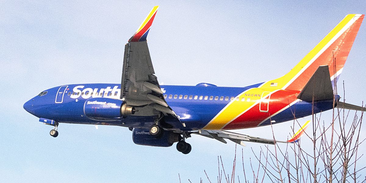 Two Planes Nearly Collide at Chicago Midway Airport as Pilot Fails to ...