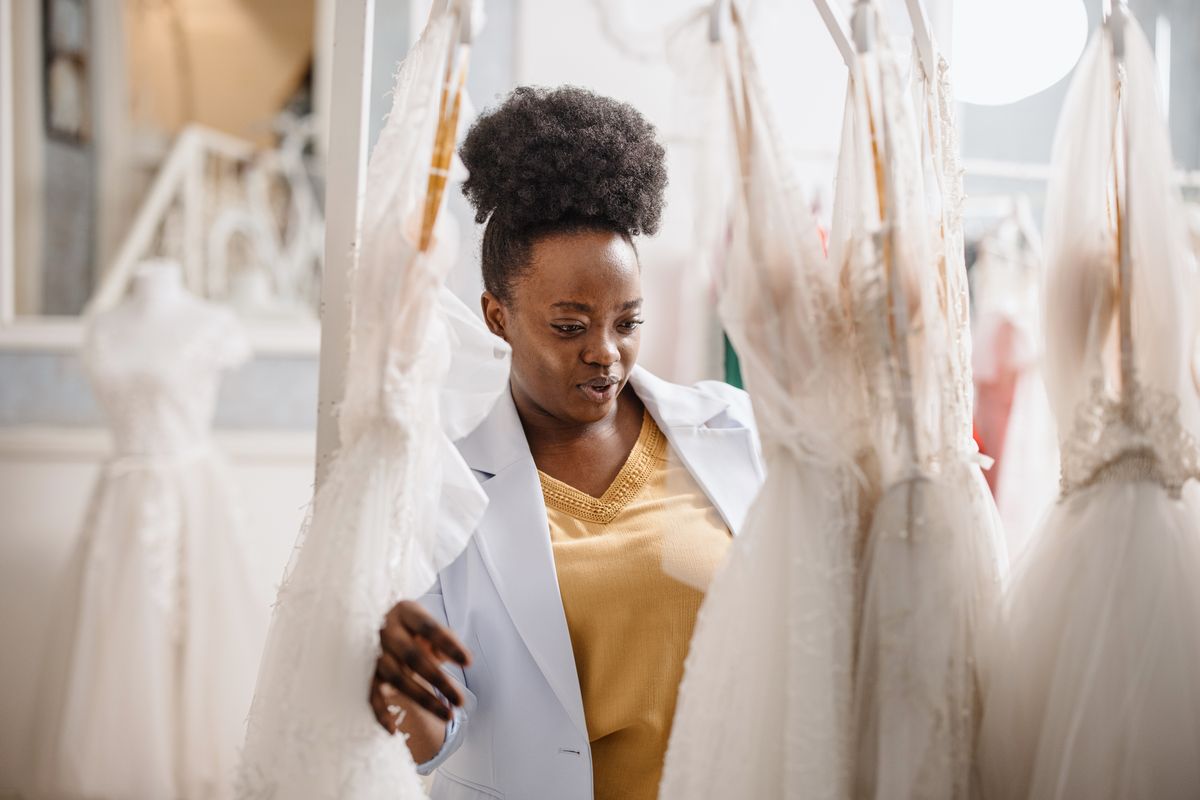 Bride Cannot Get Her Wedding Dress Because of Skin Color Prejudice ...
